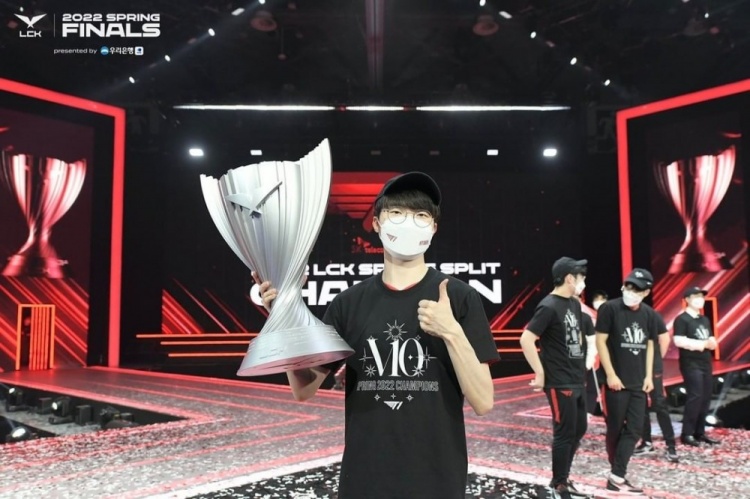 LCK官方ins更新图集：T1捧杯瞬间-直播吧zhibo8.cc