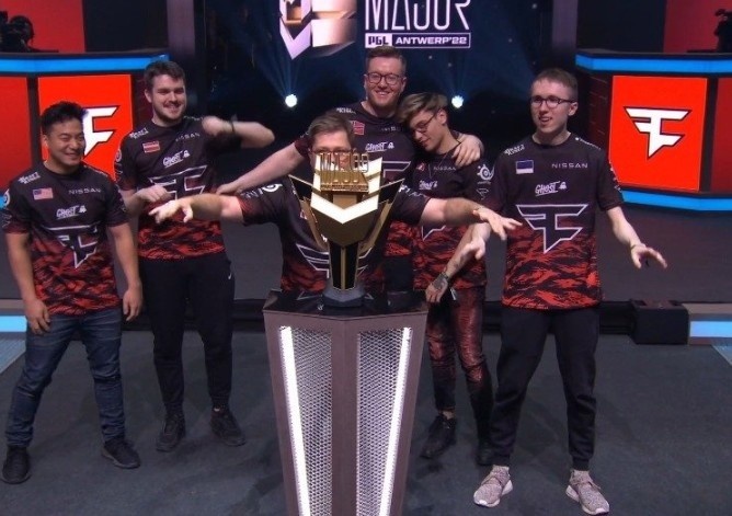 【捧杯时刻】金色的雨洒满赛场！FaZe Clan捧杯安特卫普MAJOR-直播吧zhibo8.cc