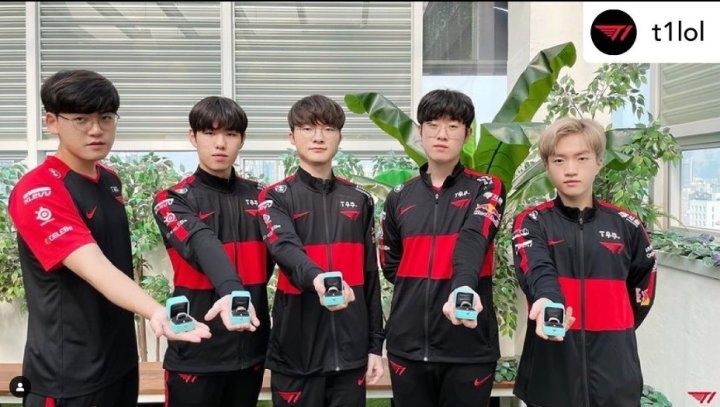 LCK官方晒照：T1队员戴上了春季赛冠军戒指 Oner得到了FMVP奖品-直播吧zhibo8.cc