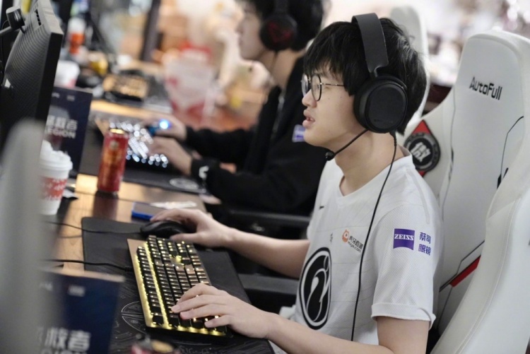 【赛后锐评】Xun掌门只送关键的！iG连续两局前期优势 葬送比赛-直播吧zhibo8.cc