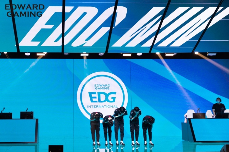EDG击败AL拿下四连胜为常规赛画上圆满的句号-直播吧