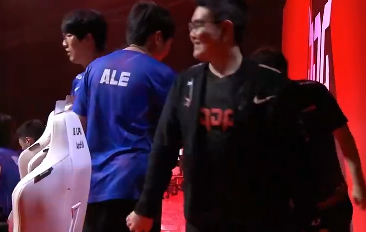 【赛后显微镜】拿下胜利后Yagao拥抱369 碰拳后369轻拍Ale屁股-直播吧