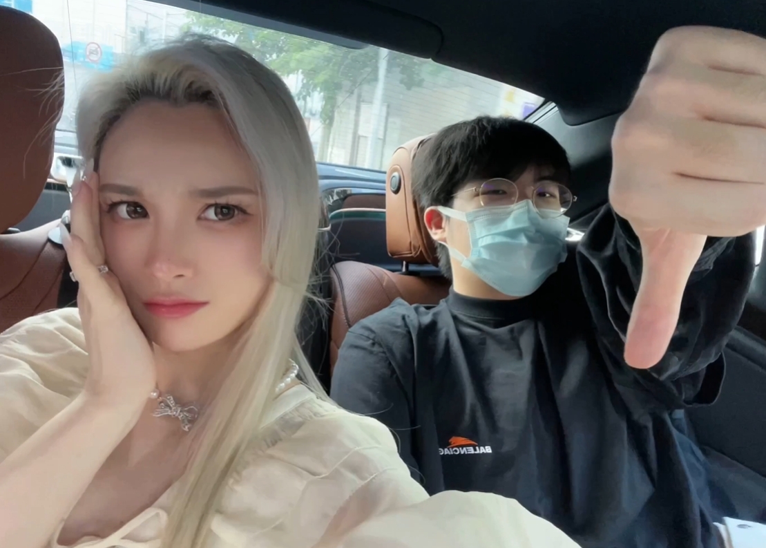 姿态未婚妻周周喵晒照:你们今天吃了什么馅儿的月饼呢? 直播吧