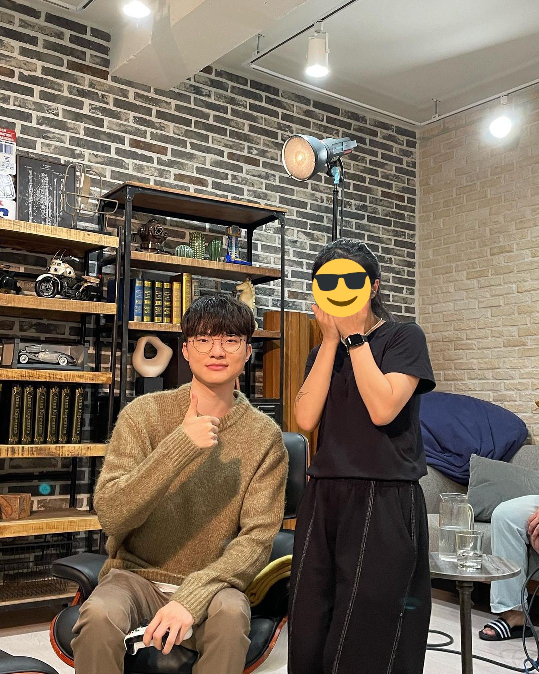 粉丝晒与Faker合照：Faker看起来状态很好呢！-直播吧