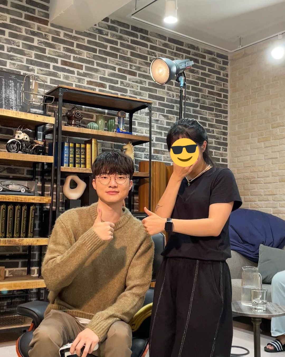 粉丝晒与Faker合照：Faker看起来状态很好呢！-直播吧