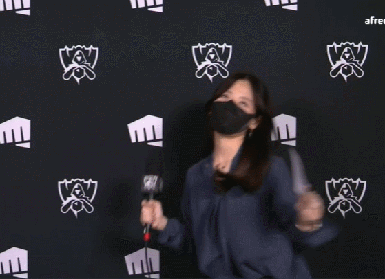 给韩国主持高兴坏了！DRX战胜RNG后，韩文流女主持人兴奋起舞-直播吧