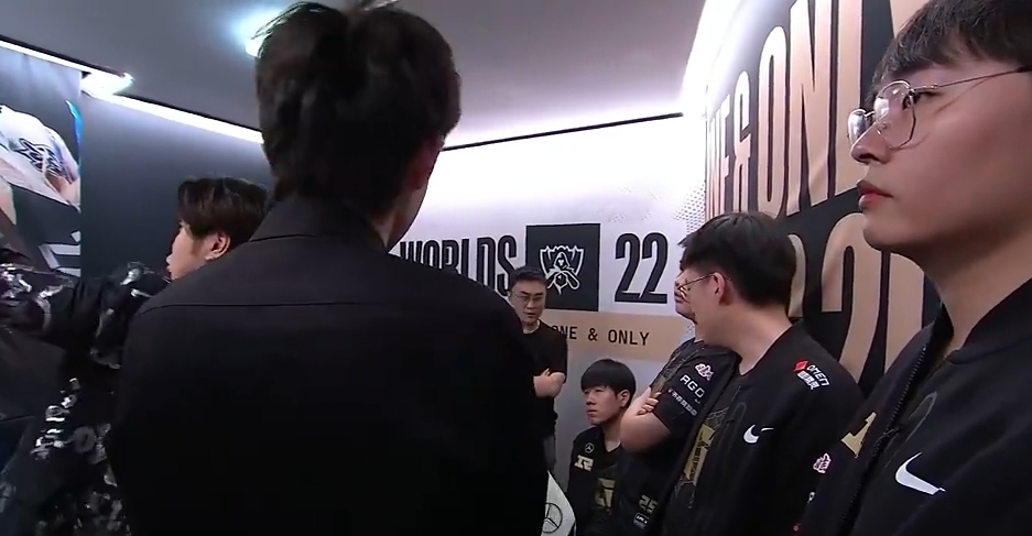 【两队后台情况】RNG主教练后台训斥队员 日本中单后台发呆-直播吧