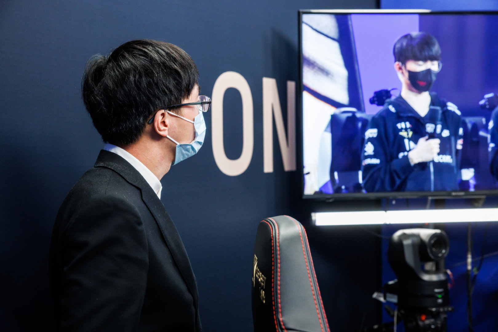 真的成为心魔了？RNG失利后Tabe凝视Faker 脸色哀伤眼神低迷-直播吧