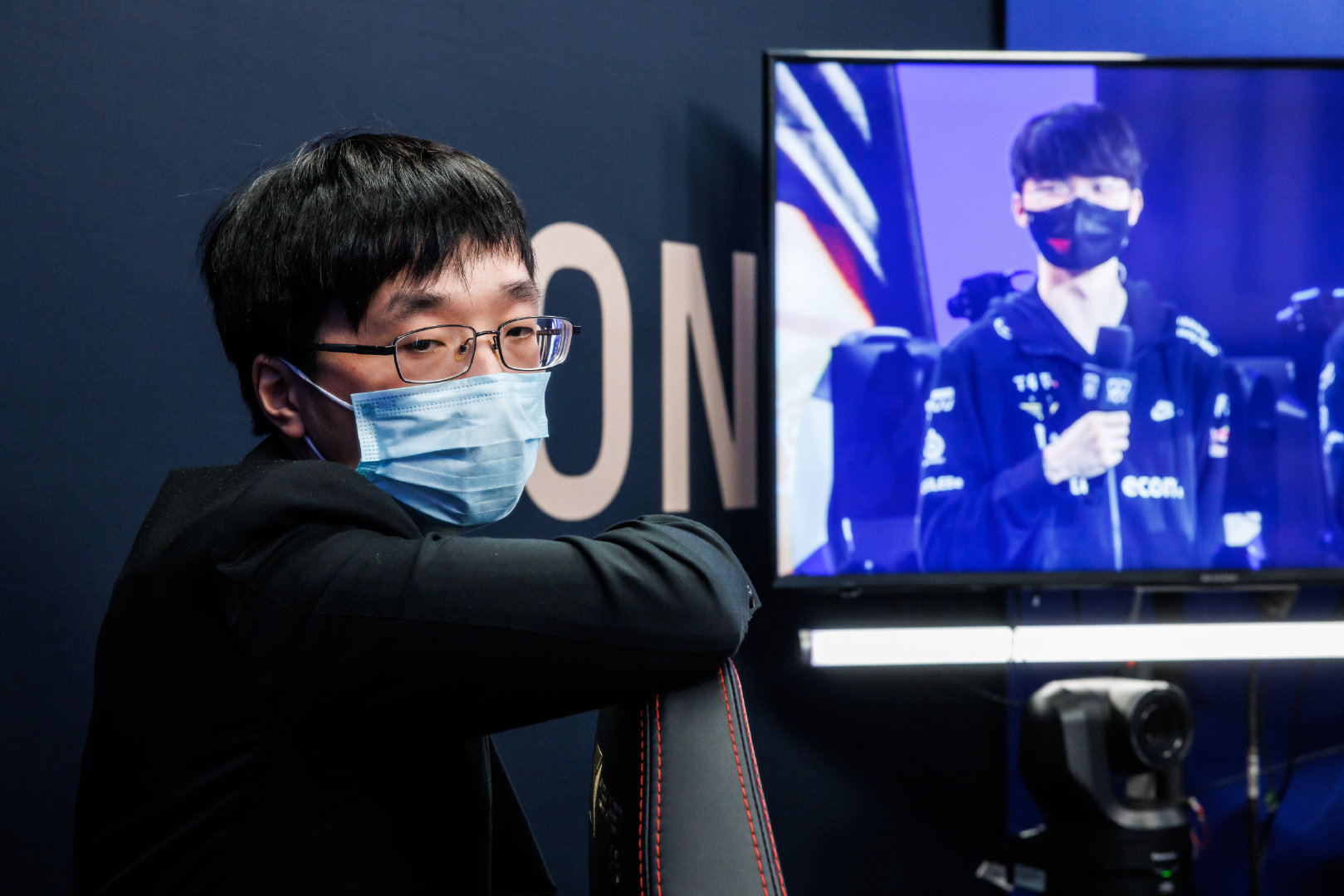 真的成为心魔了？RNG失利后Tabe凝视Faker 脸色哀伤眼神低迷-直播吧