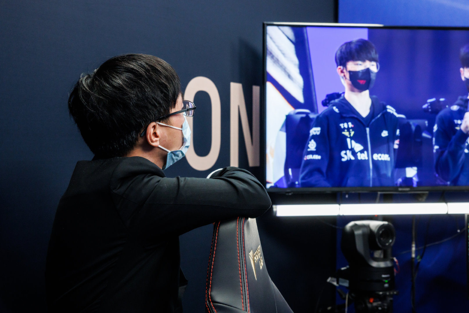 真的成为心魔了？RNG失利后Tabe凝视Faker 脸色哀伤眼神低迷-直播吧