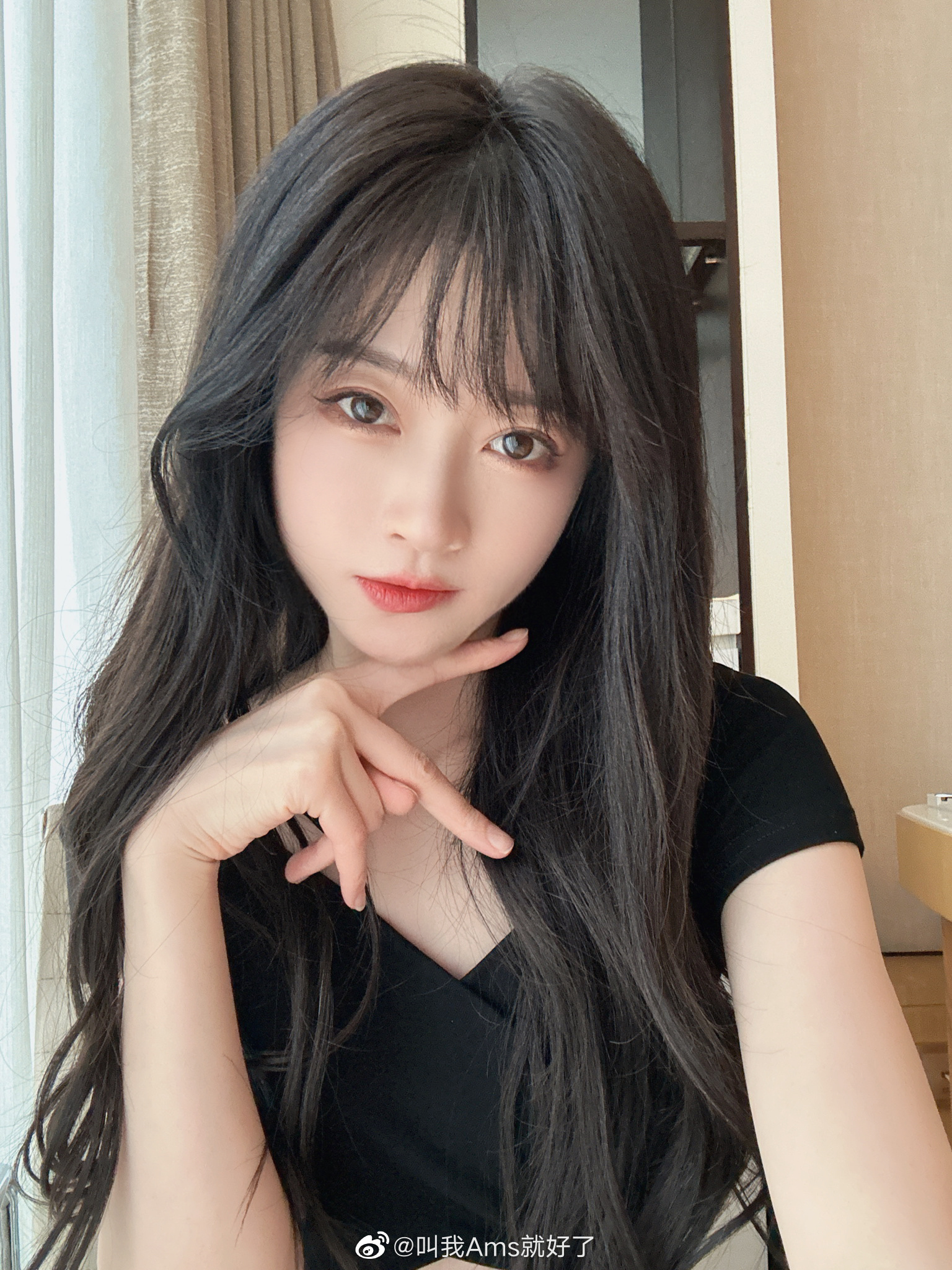 解说Ams老师晒照：今天主题是剪刀手-直播吧