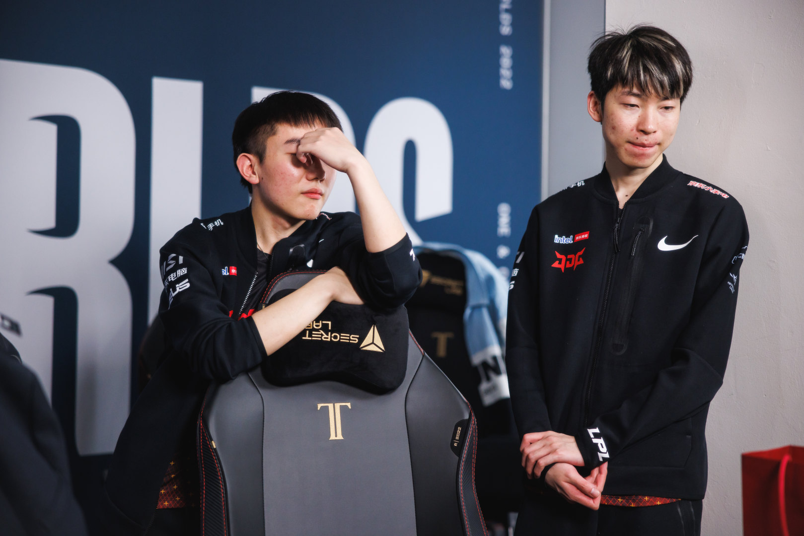 不敌T1 赛后Hope沉默自责眼眶红润 Missing难以释怀沉默-直播吧