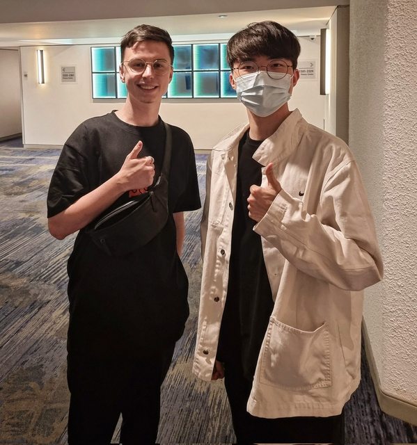 LMS网友热议Faker外套：他在世界赛是只带这件外套吗?-直播吧