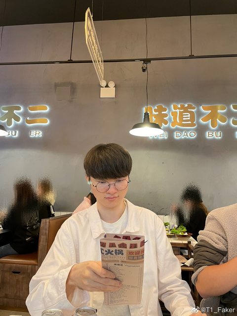 LMS网友热议Faker外套：他在世界赛是只带这件外套吗?-直播吧