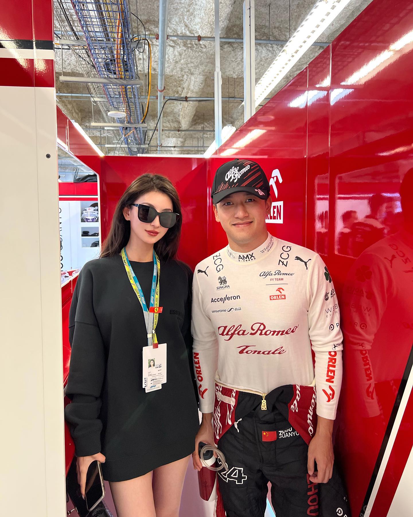 顶级湖人主场观赛体验！美女球迷再次晒照 坐在詹姆斯身边看比赛-直播吧