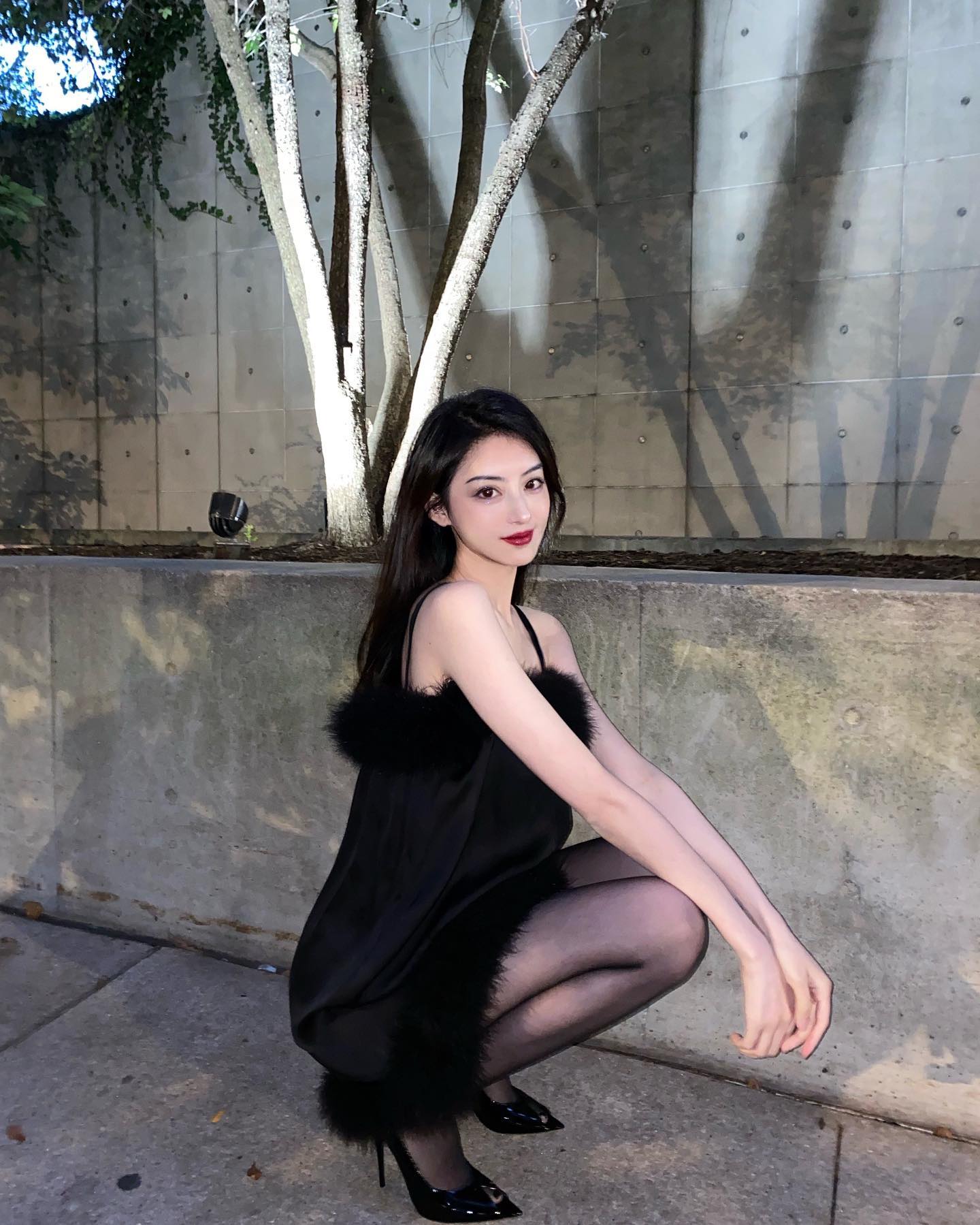 顶级湖人主场观赛体验！美女球迷再次晒照 坐在詹姆斯身边看比赛-直播吧
