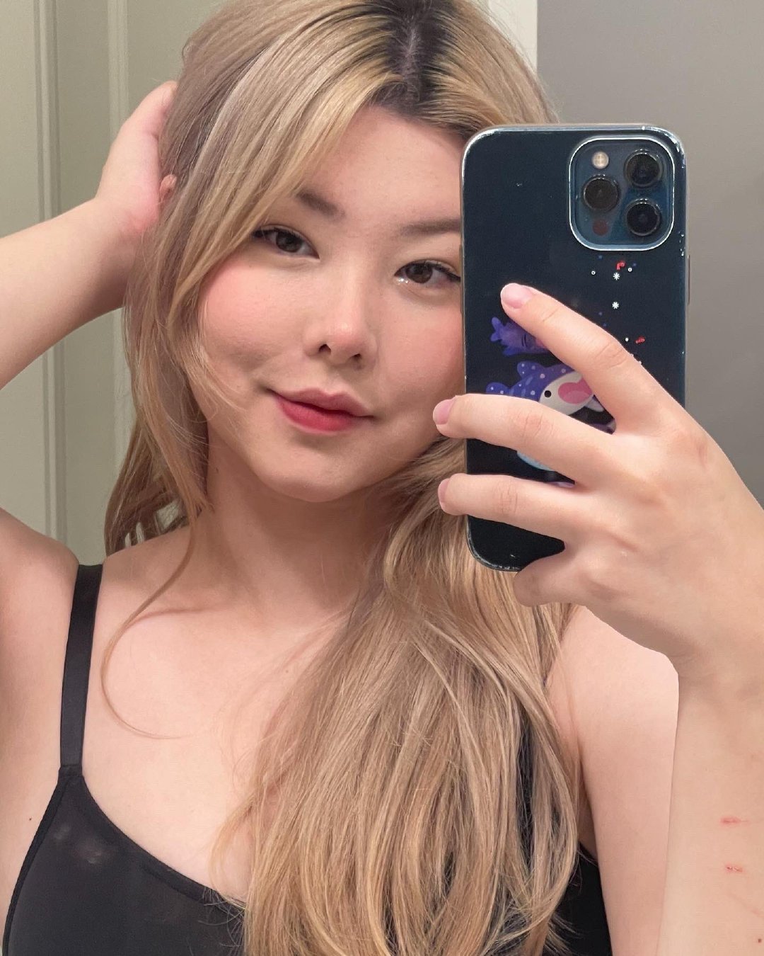 Mayumi晒照：性感御姐风-直播吧