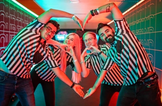 巧笑倩兮，美目盼兮😍盘点这些年电竞赛场上的裁判小姐姐-直播吧