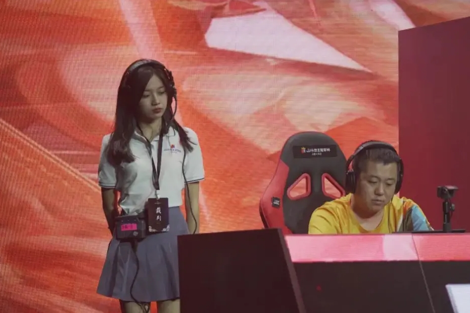 巧笑倩兮，美目盼兮😍盘点这些年电竞赛场上的裁判小姐姐-直播吧