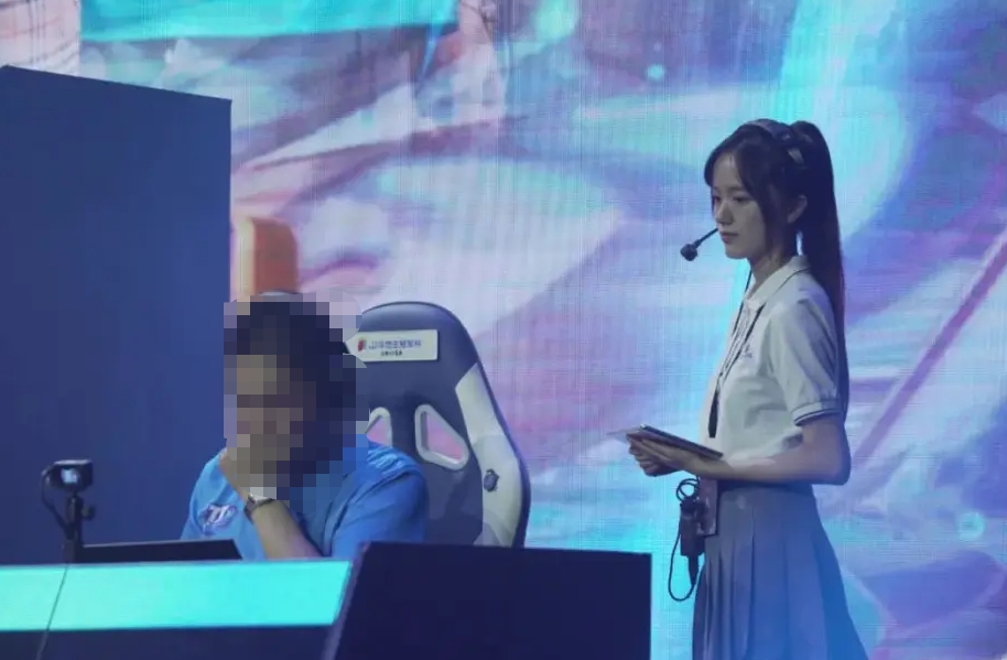 巧笑倩兮，美目盼兮😍盘点这些年电竞赛场上的裁判小姐姐-直播吧