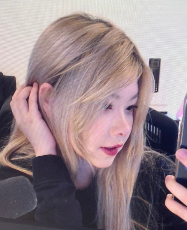 LPL今日英文流美女解说mayumi近照：双眸如月-直播吧