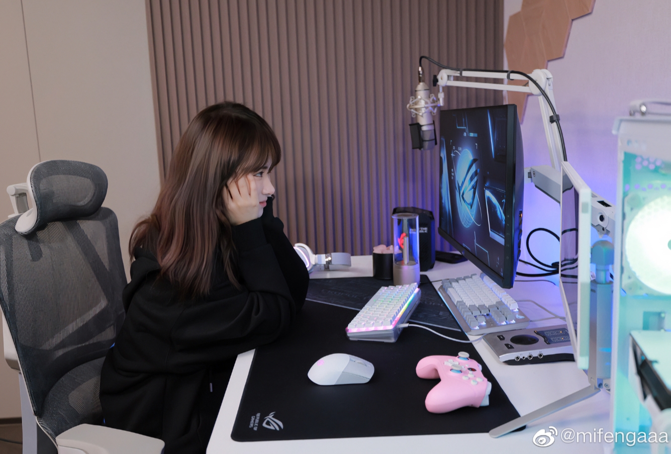 GodV妻子mifenggaa晒照：网瘾日常.jpg-直播吧