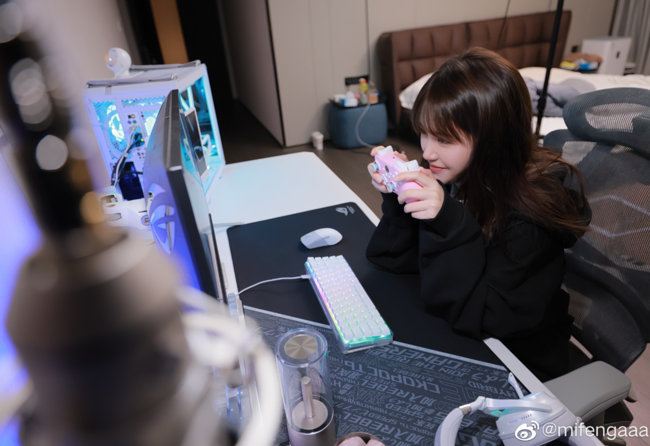 GodV妻子mifenggaa晒照：网瘾日常.jpg-直播吧