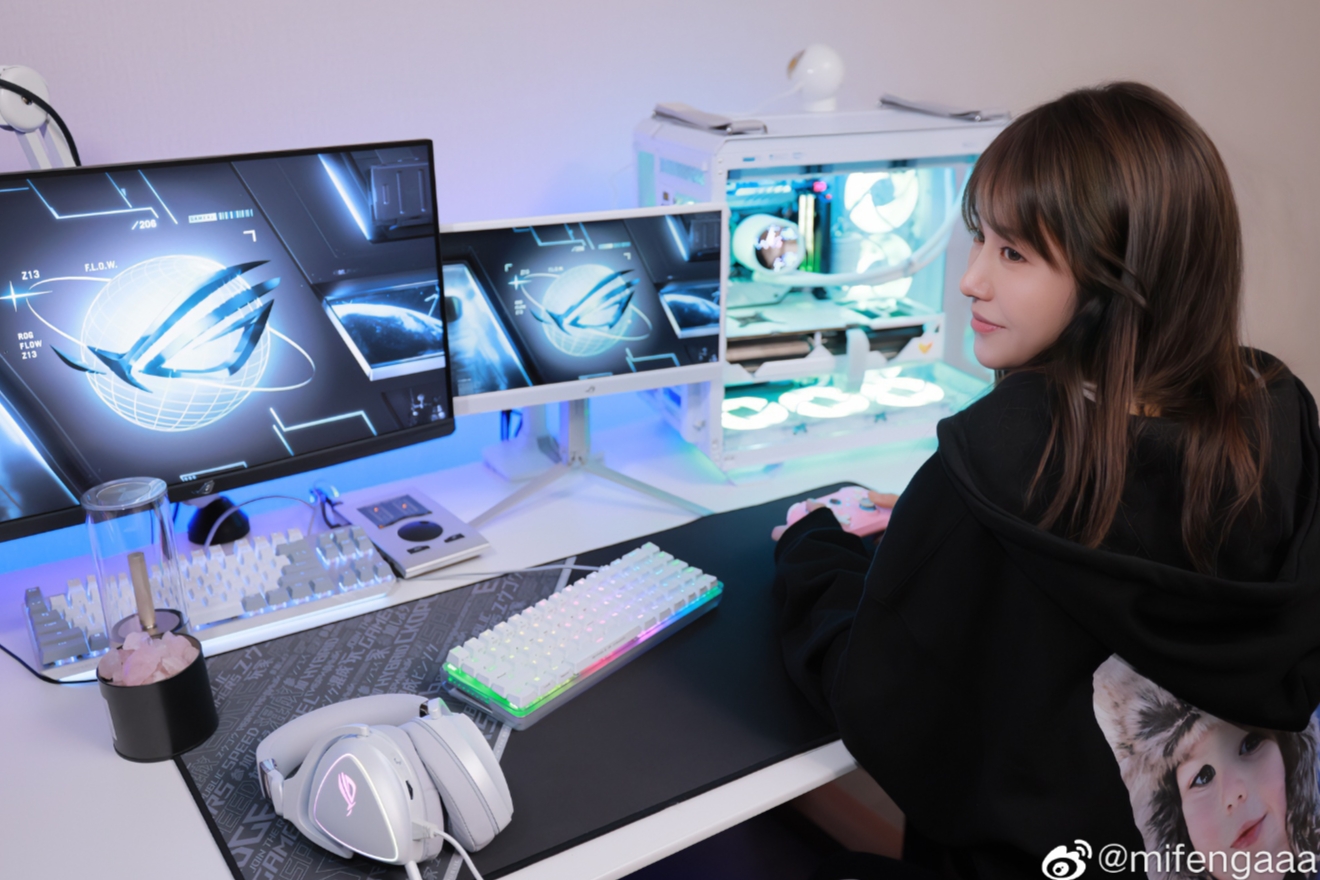 GodV妻子mifenggaa晒照：网瘾日常.jpg-直播吧