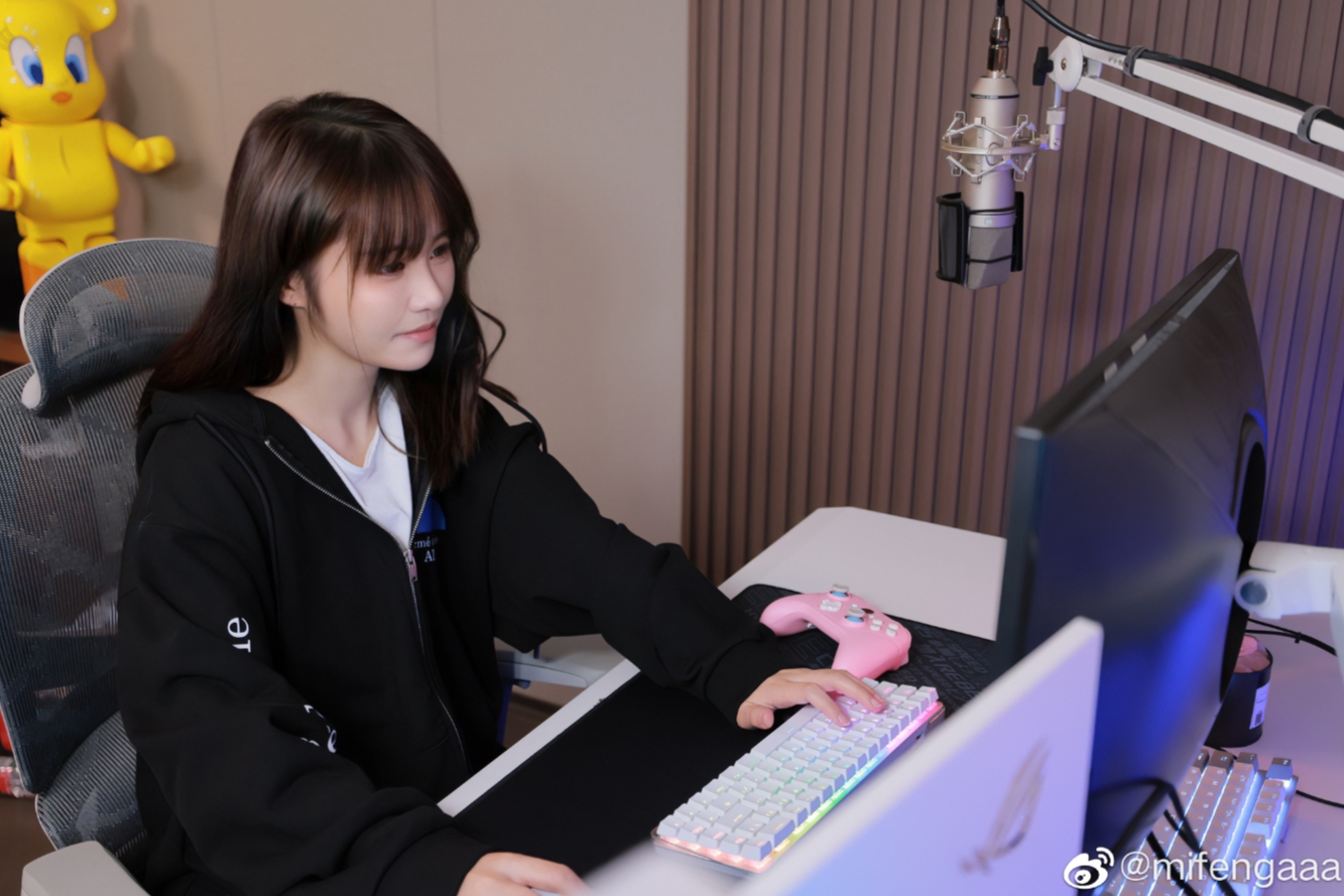 GodV妻子mifenggaa晒照：网瘾日常.jpg-直播吧