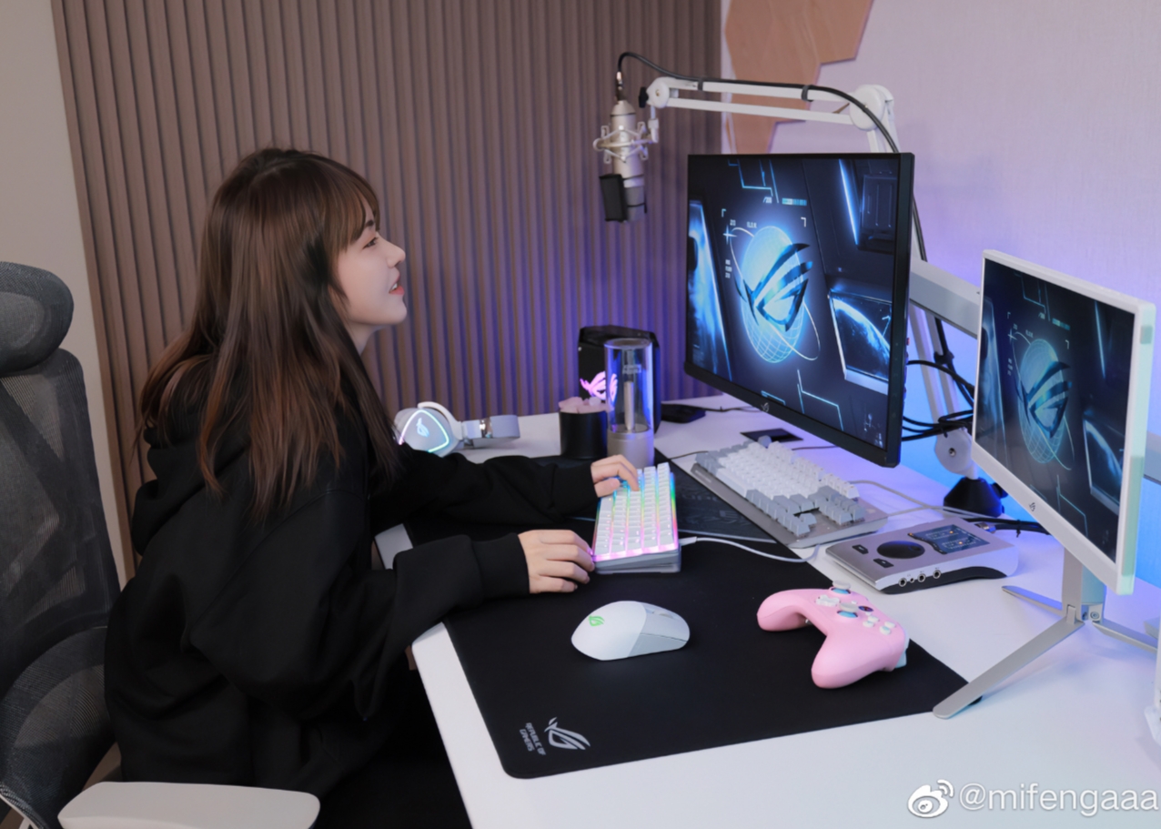 GodV妻子mifenggaa晒照：网瘾日常.jpg-直播吧