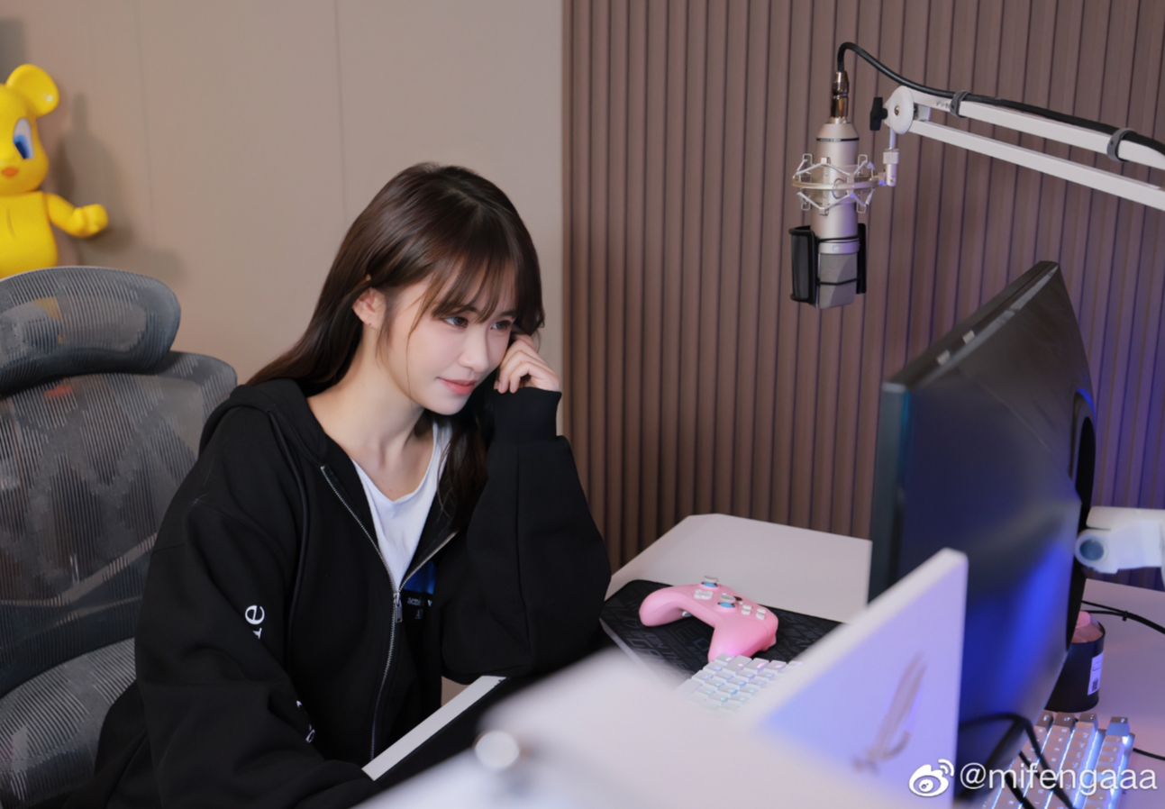 GodV妻子mifenggaa晒照：网瘾日常.jpg-直播吧