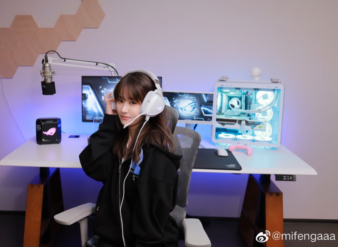 GodV妻子mifenggaa晒照：网瘾日常.jpg-直播吧