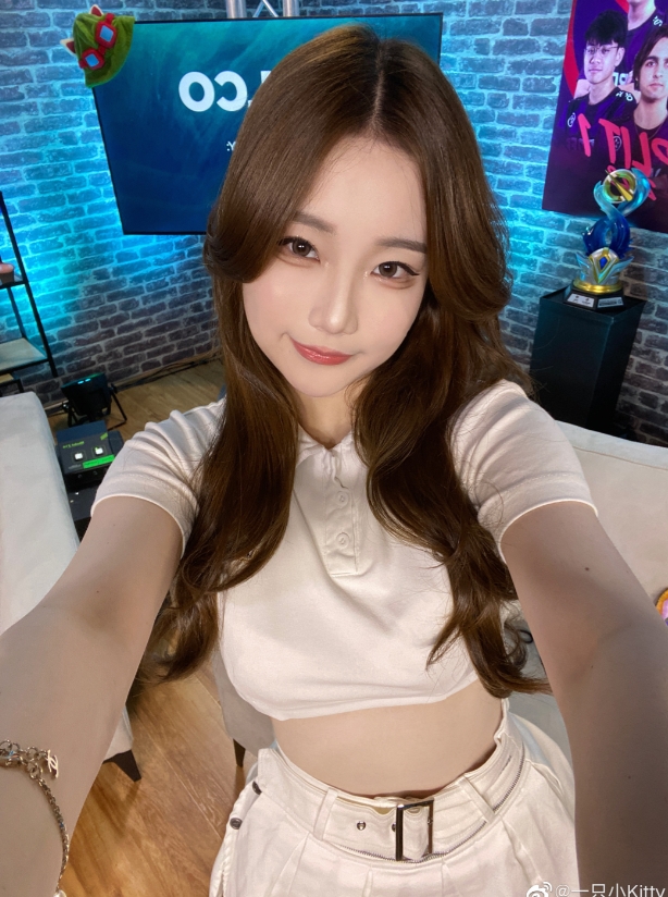 解说Kitty晒照：举高高-直播吧