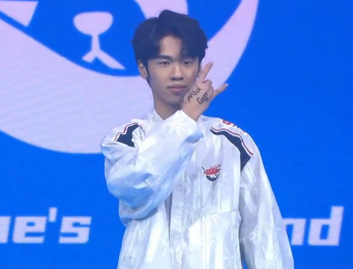 年轻人就是狂！AL中单Pinz在LPL首秀 登场亮出Mid Gap-直播吧