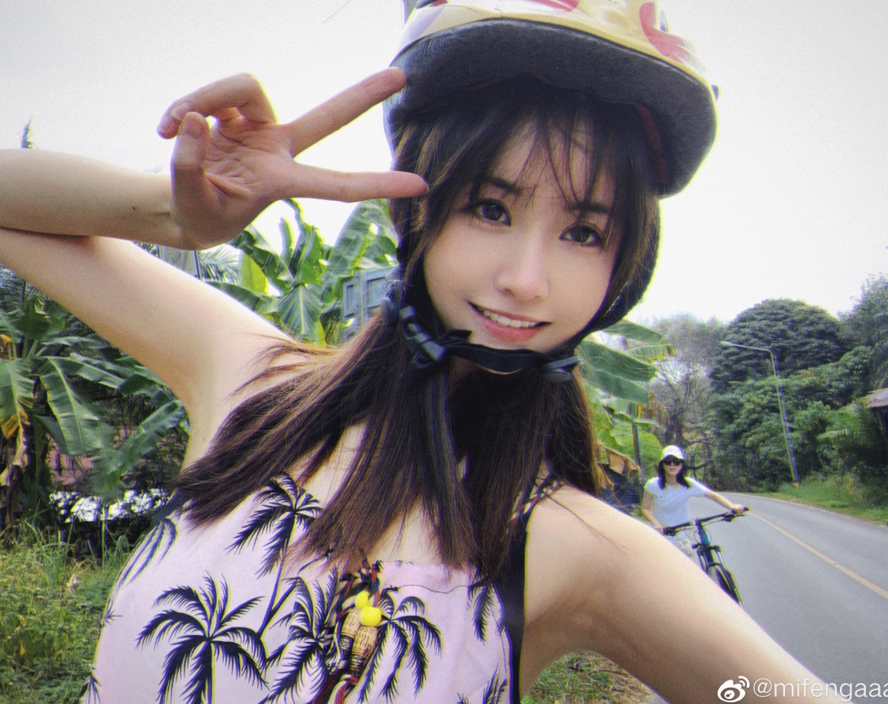Godv妻子mifeng晒照：戴好头盔-直播吧