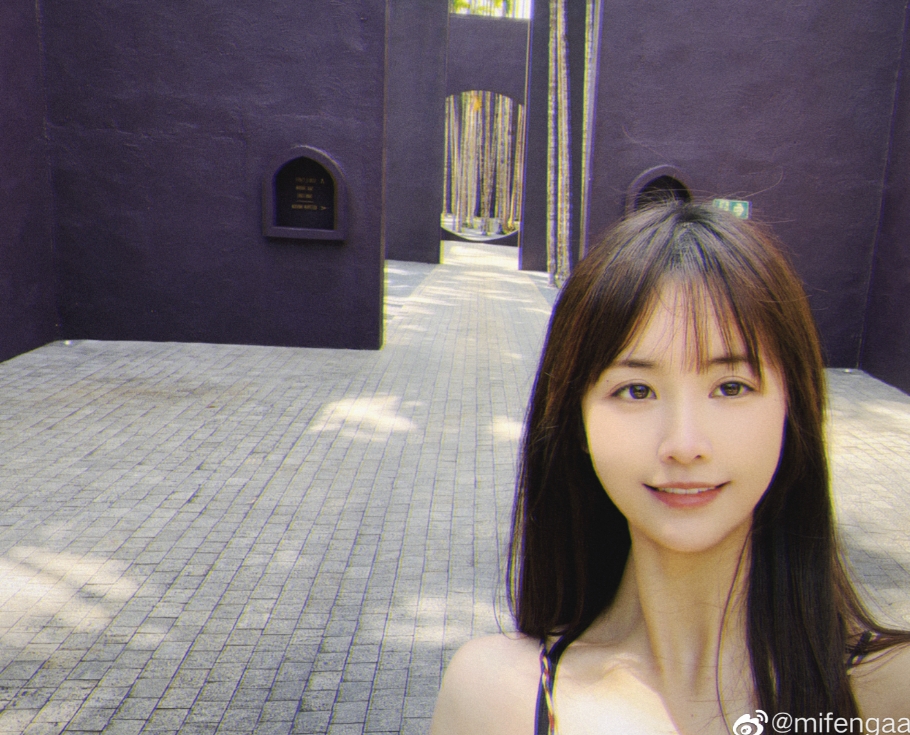 Godv妻子mifeng晒照：戴好头盔-直播吧