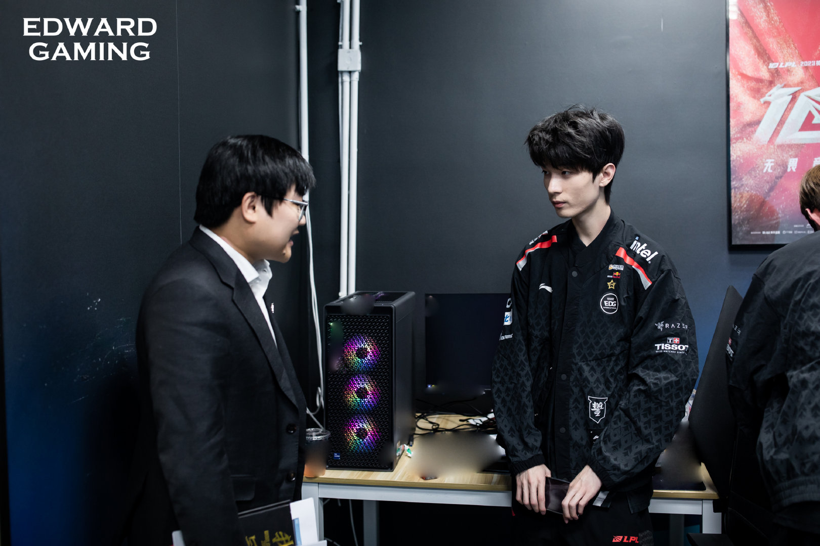 EDG分享落败返图：Leave乖乖站好 遭到教练Maokai训话-直播吧