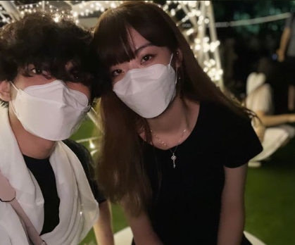 YSKM女友曝光：女方社交平台频繁分享两人日常 YSKM还为她做饭-直播吧