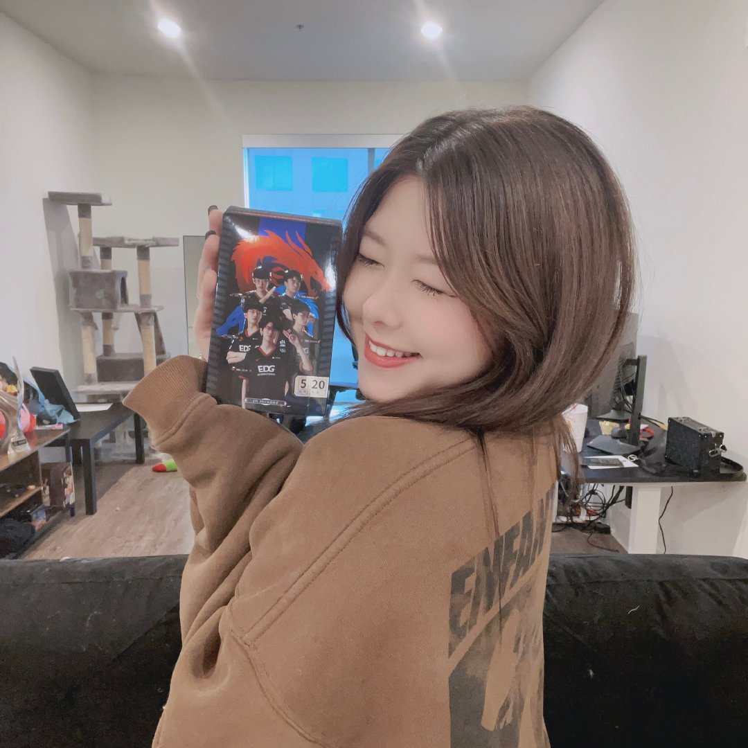 Mayumi在社交媒体上晒出了LPL官方赠送的选手卡包-直播吧