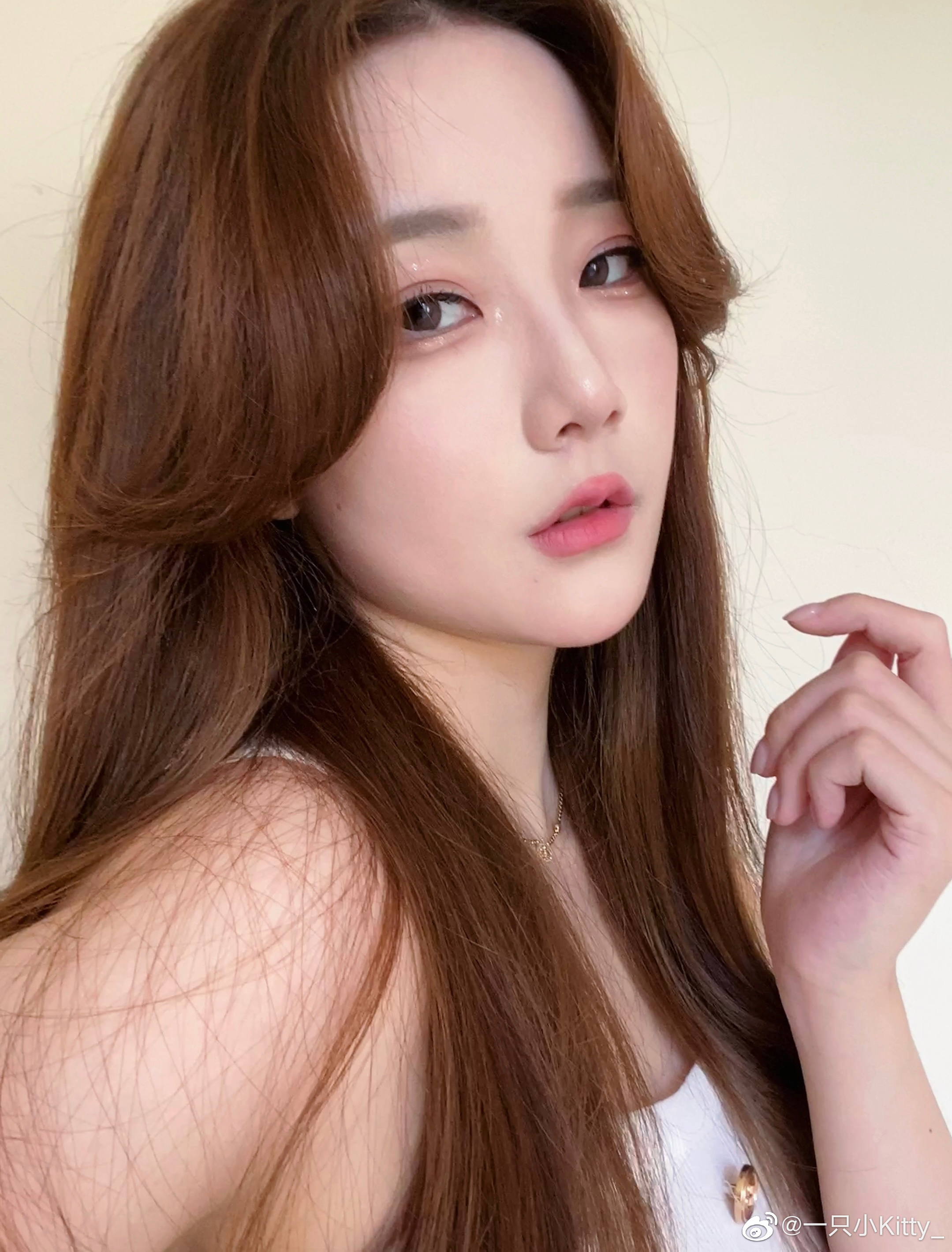 解说Kitty晒照：情人节快咯哟～ 🌹-直播吧