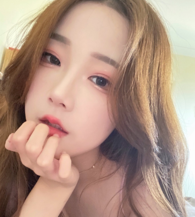 解说Kitty晒照：情人节快咯哟～ 🌹-直播吧