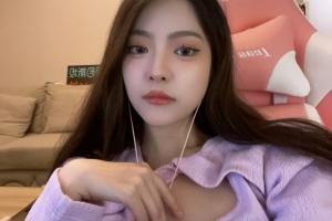 解说抗压怪Kris晒照：紫色镂空裙尽显熟女风范-直播吧