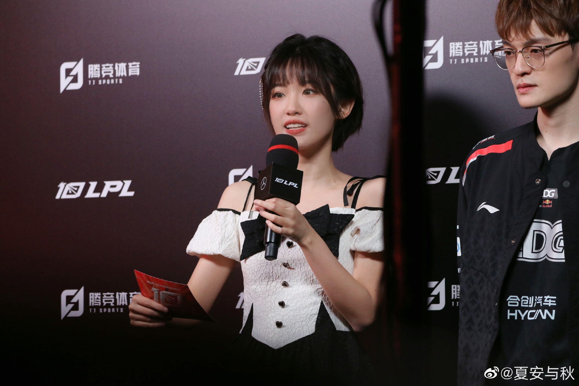 LPL主持人夏安晒照：快乐上班以及见到很多小伙伴-直播吧