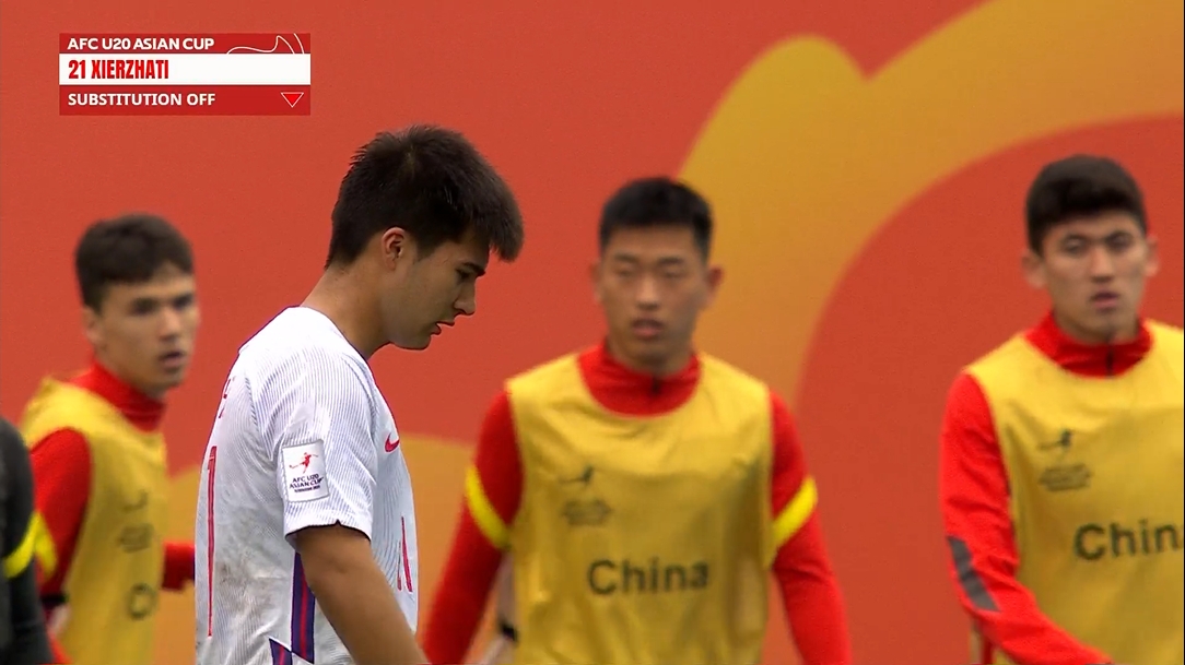 顶住！67分钟U20国足换人调整，希尔扎提被换下，高玉男登场-直播吧