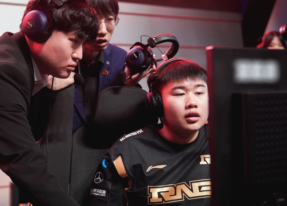 粉丝热议RNG首局被翻：Wei除出列！是不是没睡醒啊-直播吧