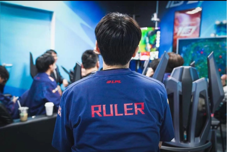 Ruler更新INS晒背影照 遭老队友Lehends吐槽-直播吧