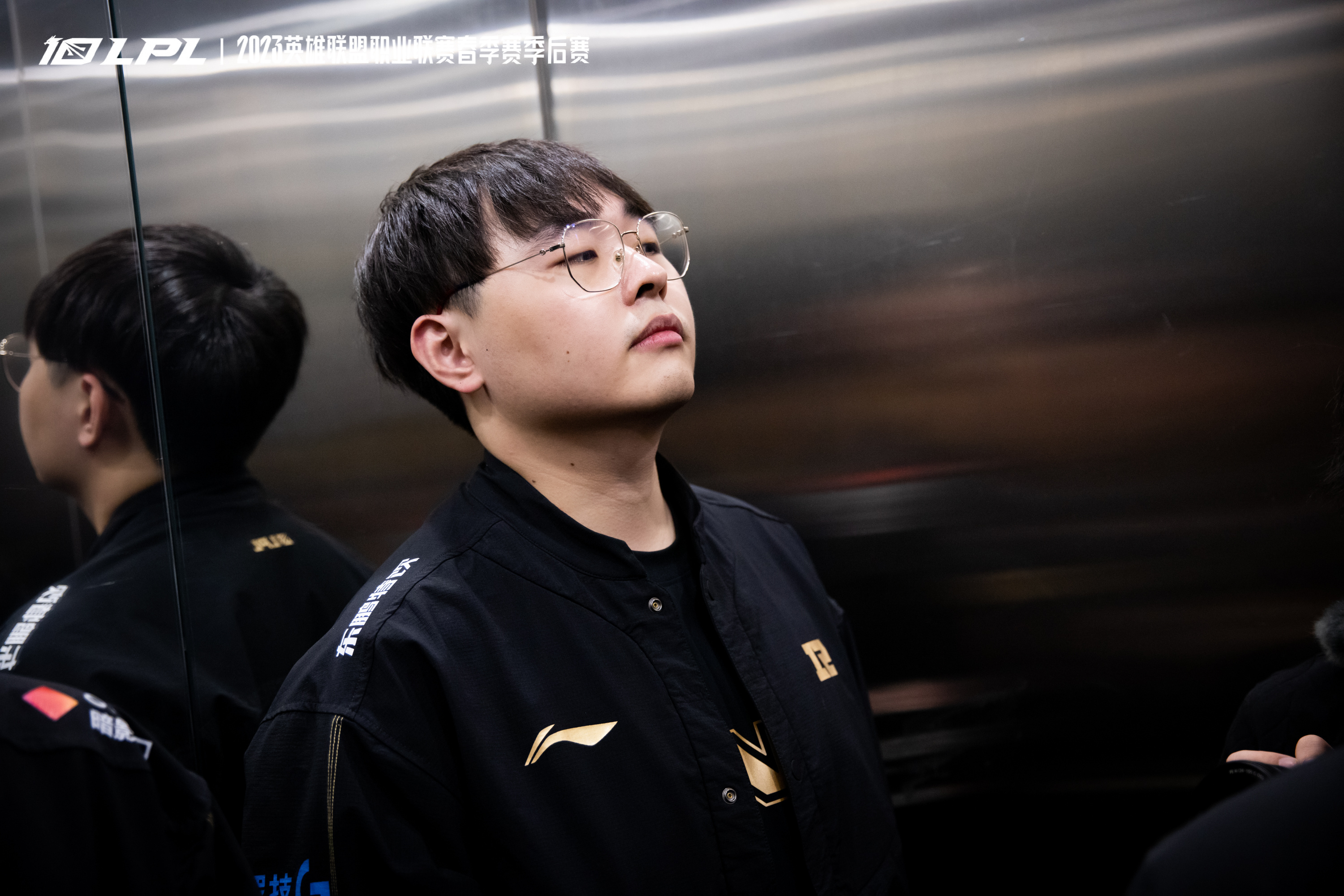 RNG落败 GALA脸色苍白低头最后离开 教练训话Angel沉重思考-直播吧