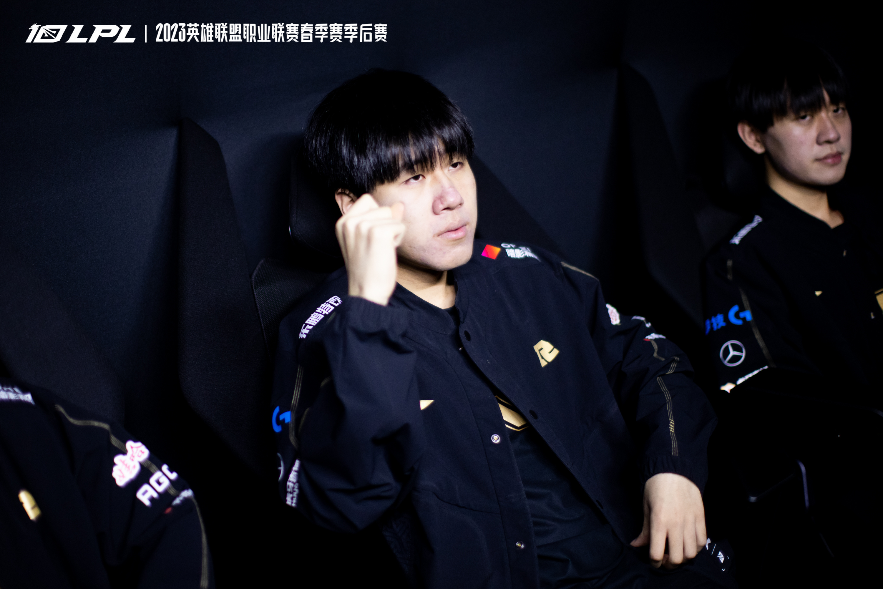 RNG落败 GALA脸色苍白低头最后离开 教练训话Angel沉重思考-直播吧