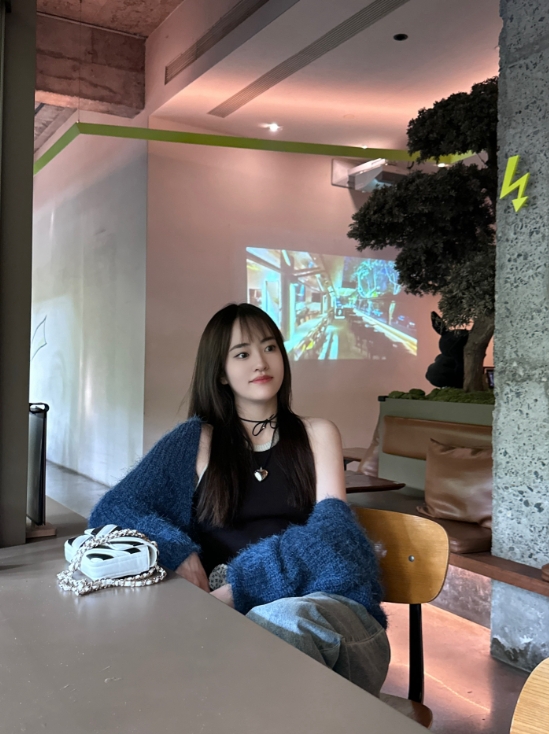 JackeyLove女友五五晒近照：黑色紧身背心 凸显纤细腰身~-直播吧