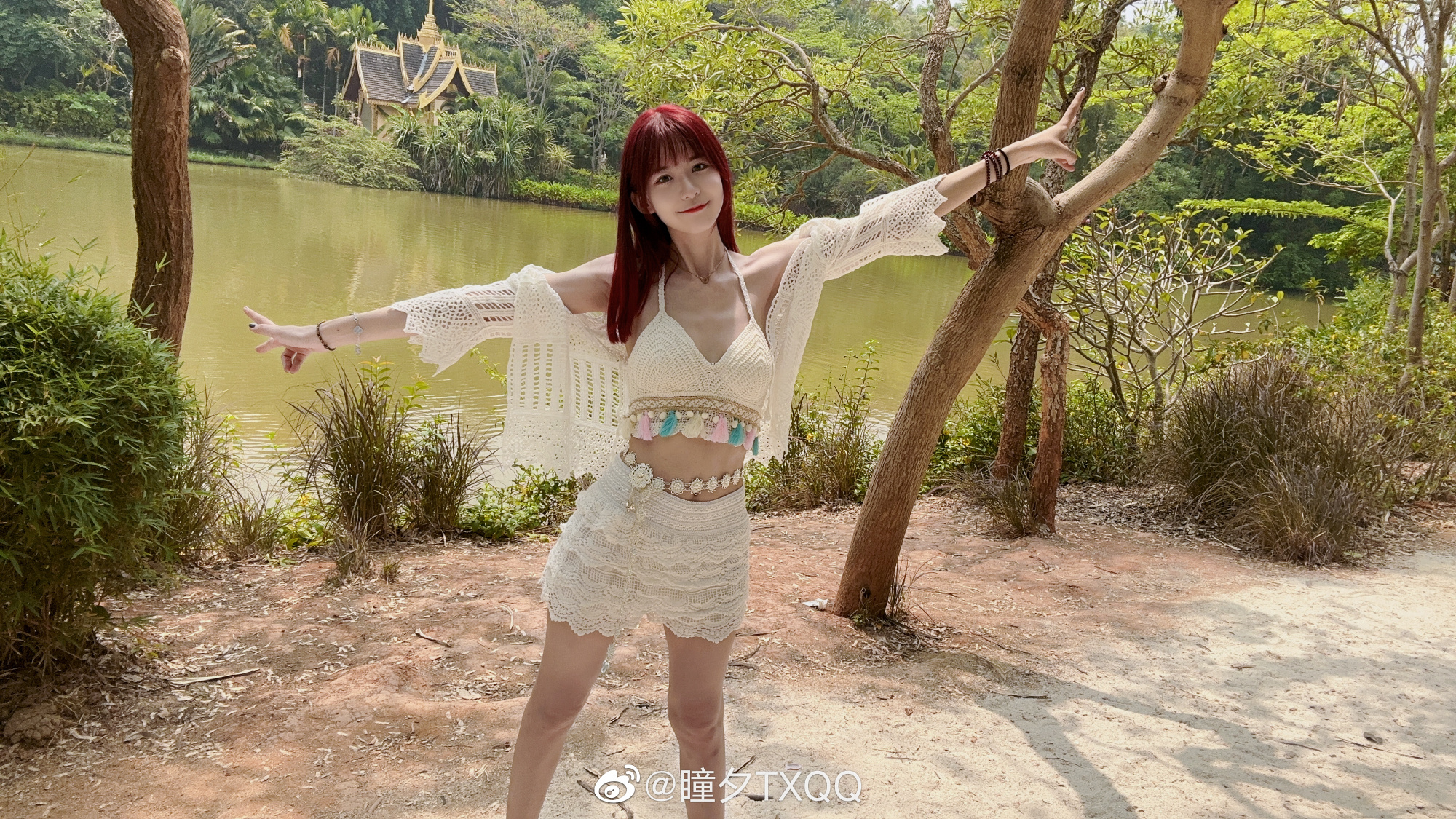 LPL解说瞳夕晒照：云南之旅，COS美人鱼🧜‍水中出浴-直播吧